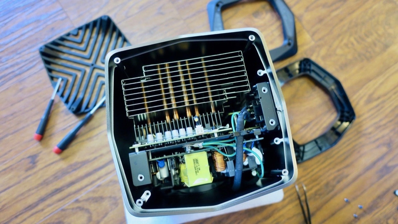 Blackmagic eGPUはIntelのTitan Ridgeコントローラーを採用し、構造はMac Pro Late 2013と似ている ...