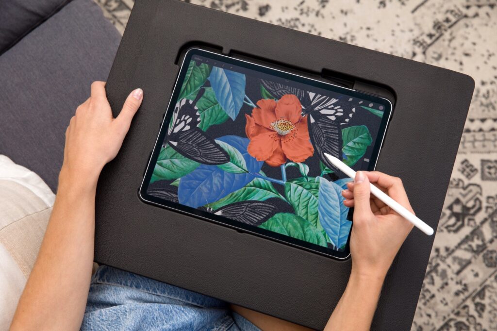 Astro HQ、iPad用テーブル「Darkboard」の一般予約を開始。iPadを立てかけられる「Foldable Stand」も付属。