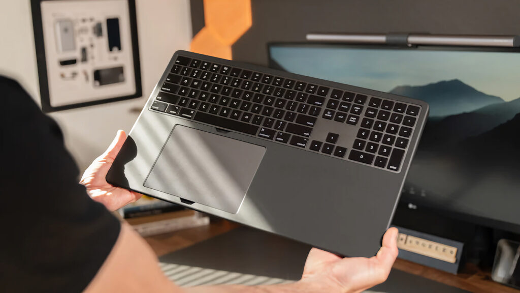 AppleのMagic KeyboardとMagic Trackpadを一体化し、MacBookのような操作を可能にする「The Pro ...