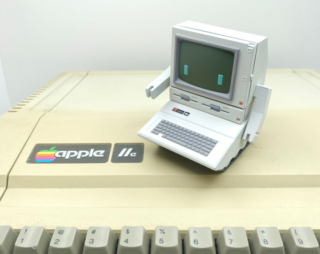 Playsometoys、Apple IIeをイメージした高さ8.5cmのフィギュア「Classicbot IIe」のプレオーダーを開始 ...